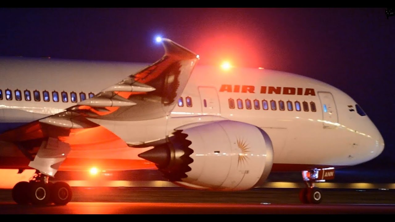 How the Boeing 787 Dreamliner Lights Up the Night Over Delhi