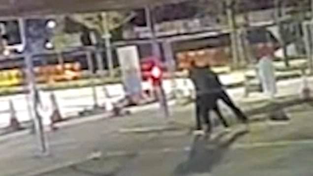 Moment man tries to abduct teen girl from Swindon street until public ...