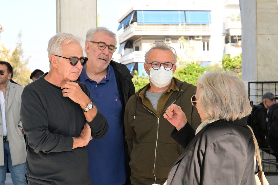 Άννα Κυριακού: Πλήθος κόσμου στην κηδεία της - Συγκίνηση στο τελευταίο ...