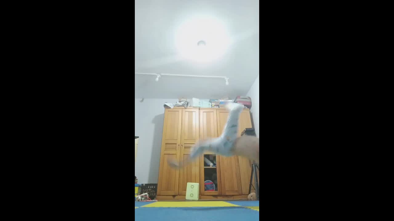 Boy shows off impressive breakdancing moves in Liaoning, China