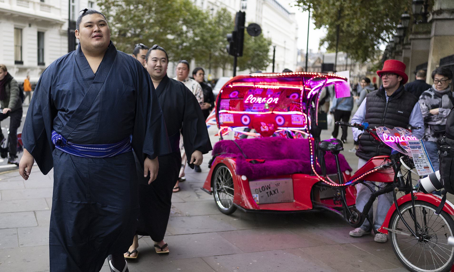 Sumo wrestling giants stun London: Fans are warned about being SQUASHED ...