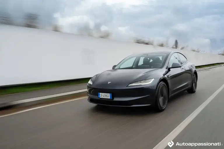 Tesla Model 3 Long Range: taglio del prezzo per rientrare nel Bonus ...