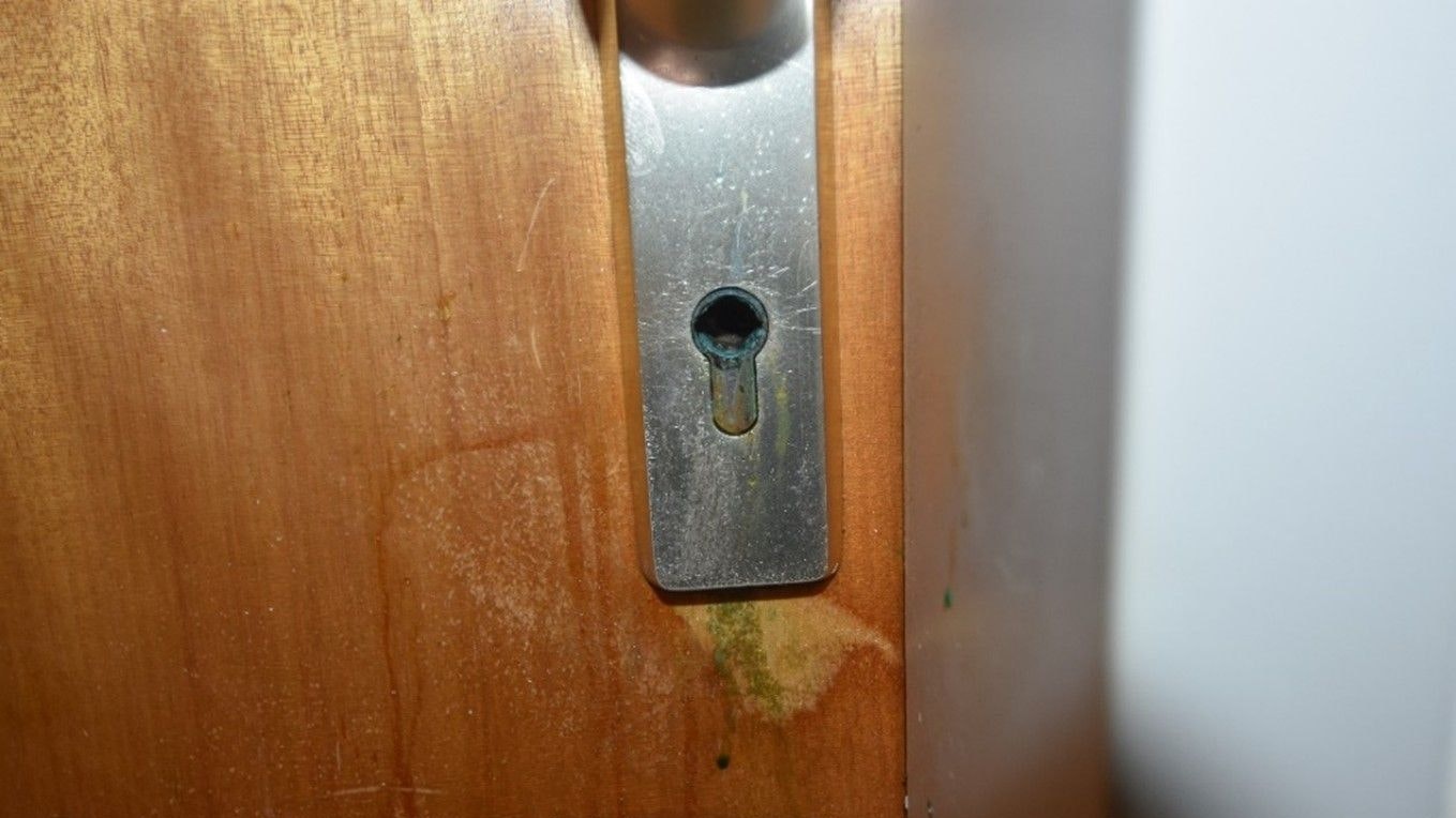 Säure-Bande ätzte Wohnungen in Weihnachtsferien auf