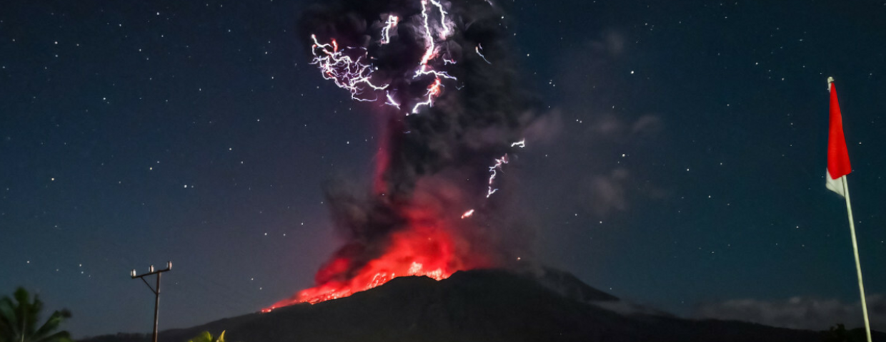 Wybuch wulkanu, pilne alerty. Ewakuacja i odwołane loty