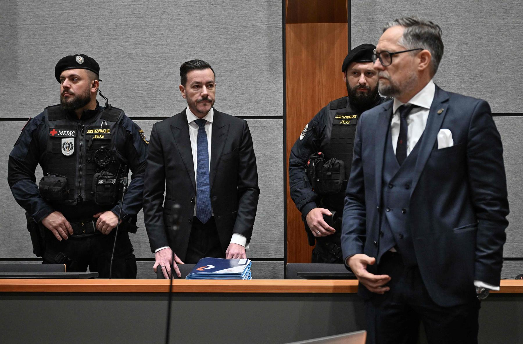 Gericht zieht sich zurück: Urteil im Benko-Prozess dürfte um 14 Uhr fallen