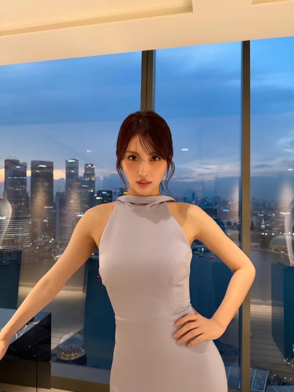 Elegan dan Glamor! Momo TWICE Tampil Memikat di Acara Parfum Singapura ...