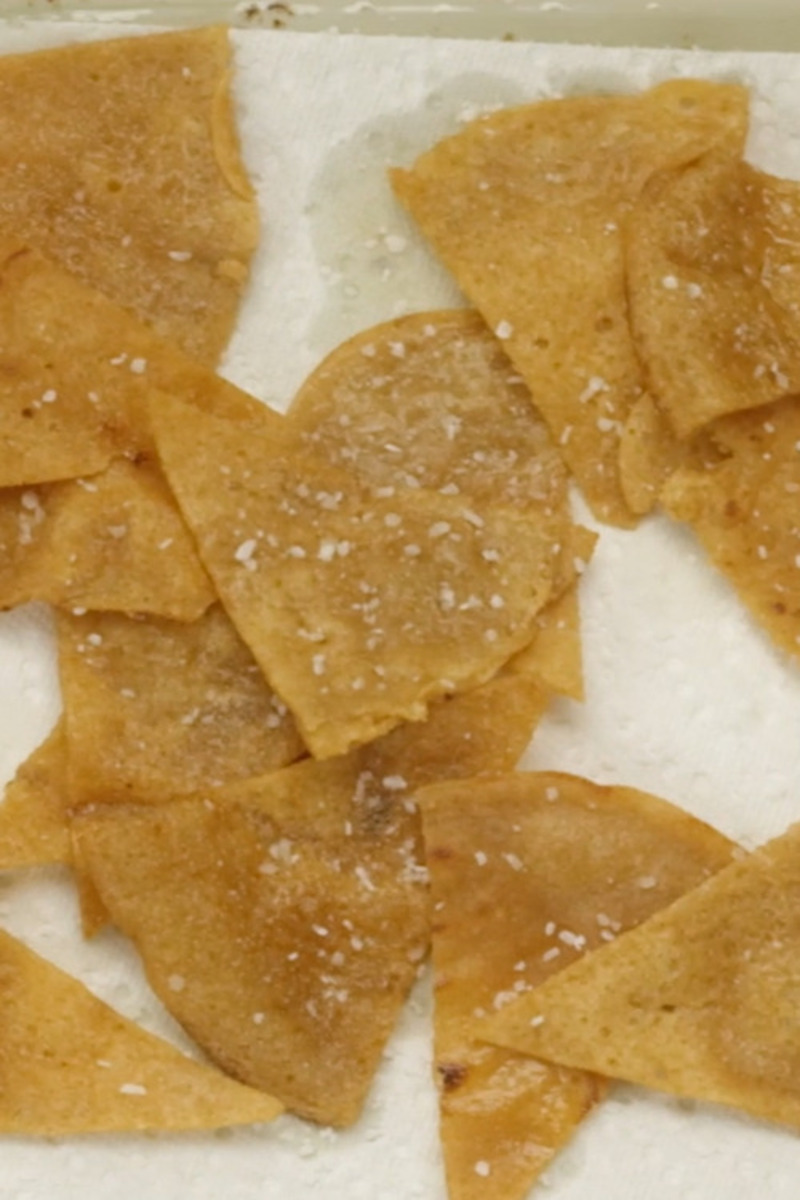 Crujientes chips de lentejas rojas hechos con masa tipo crepe