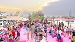 Blue Fire Beach Club Batam Penuh Peona, Hamparan Pasir Pink Nuansa Tropis