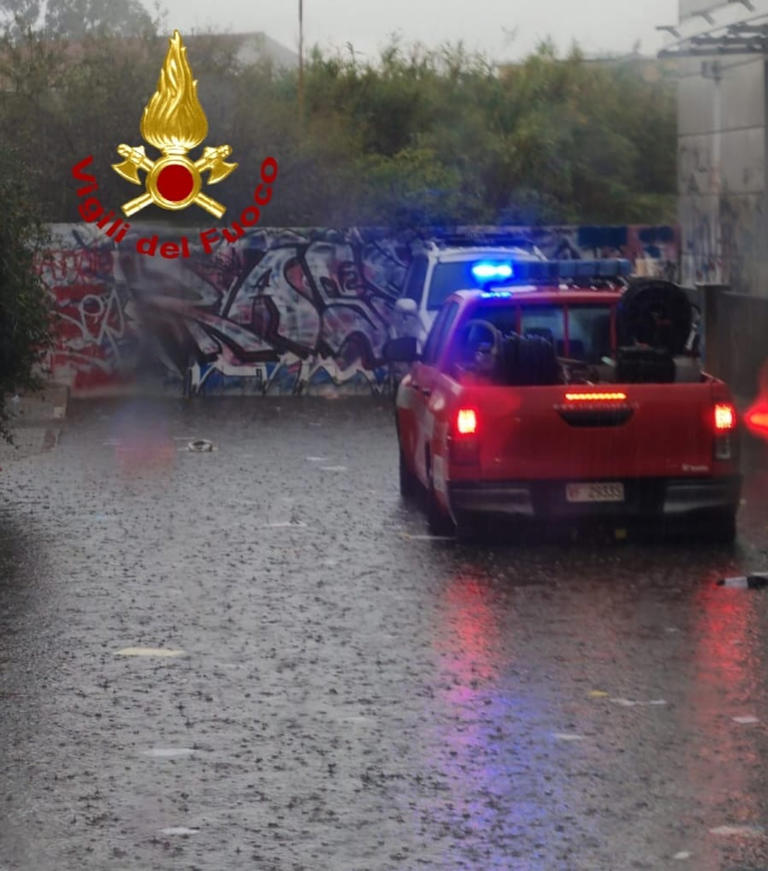 Acquazzone a Olbia, strade e seminterrati allagati