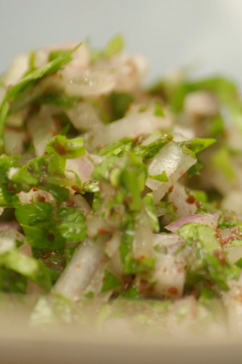 Salsa e chalotas com um toque picante de sumagre