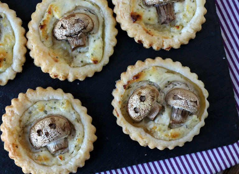 Tartaletas de halloween con champiñones y queso crema a las finas hierbas