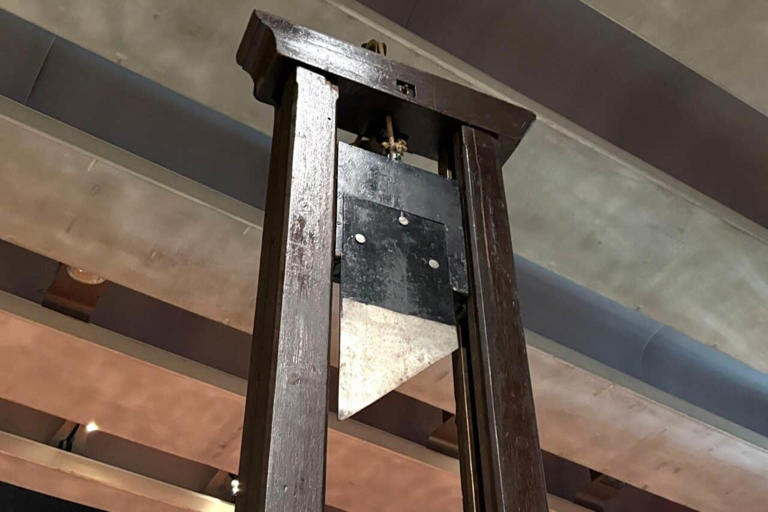 La dernière guillotine de France exposée au Mucem en hommage à Badinter