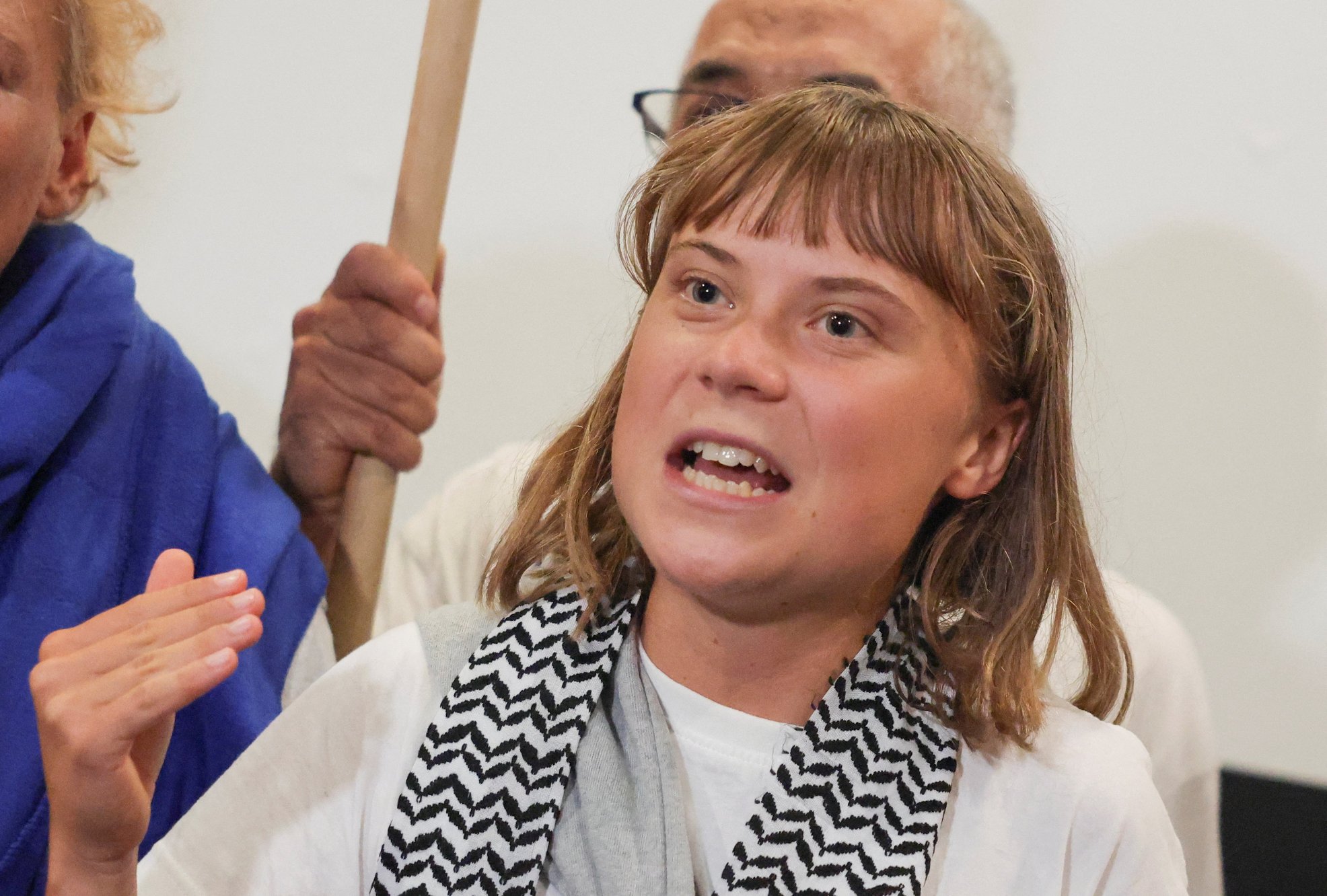 Greta Thunberg sier hun ble sparket og kalt hore i israelsk fangenskap