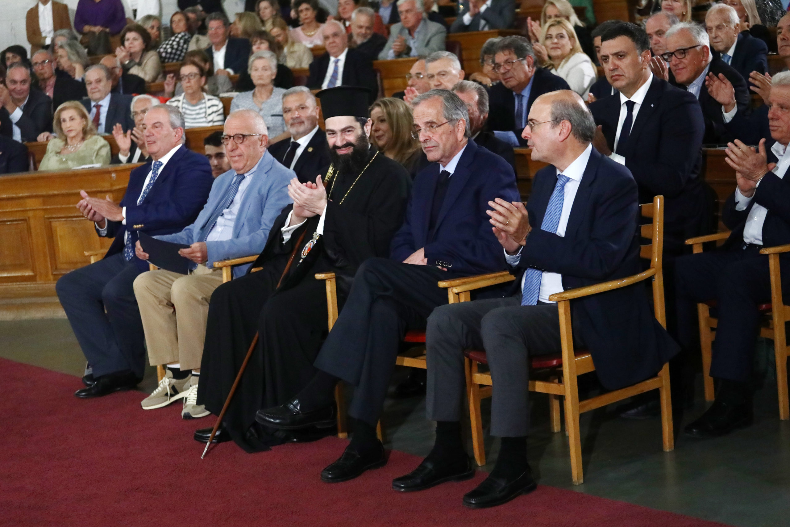 Θερμή χειραψία Καραμανλή-Σαμαρά στην εκδήλωση για την Άννα Ψαρούδα ...