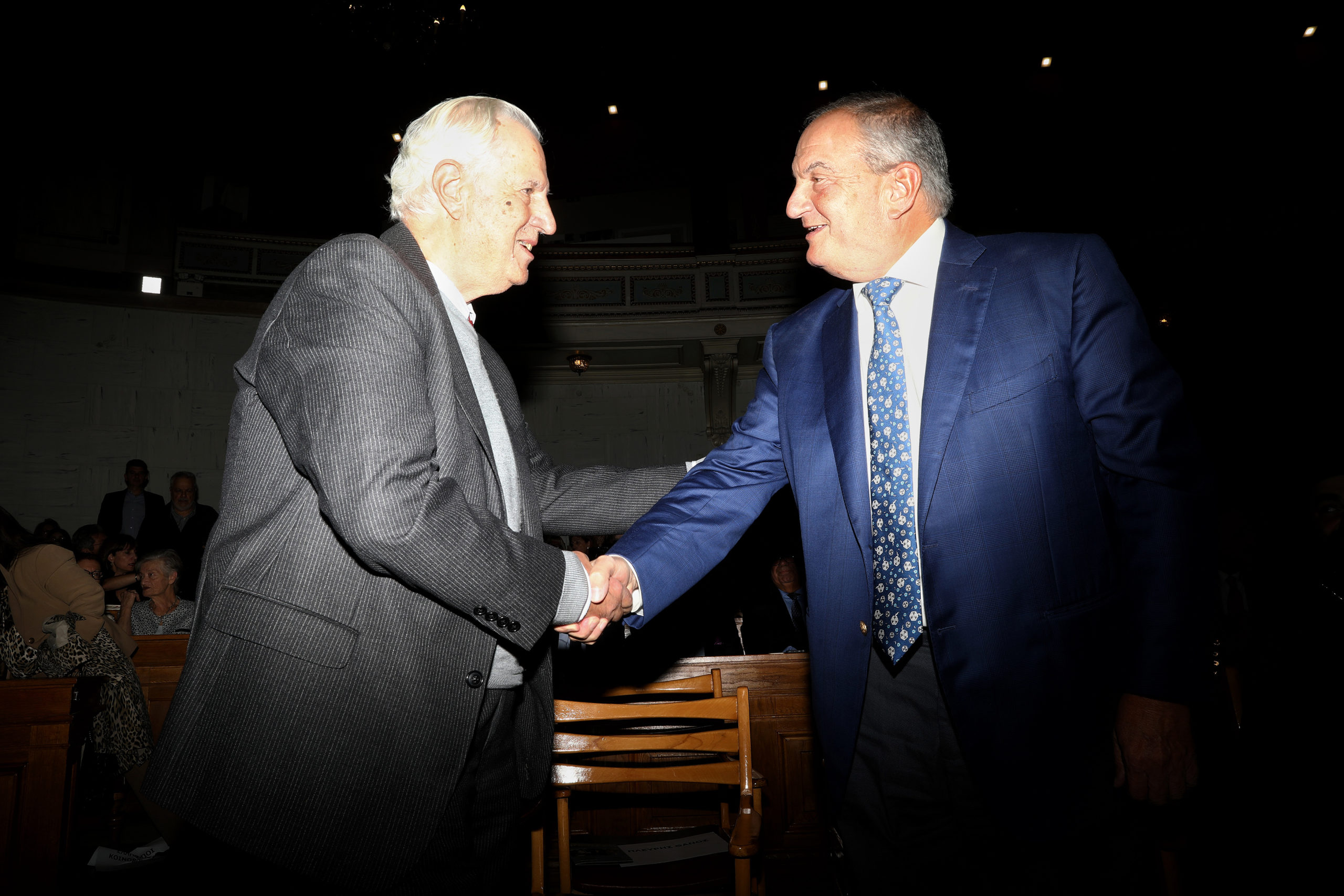 Θερμή χειραψία Καραμανλή-Σαμαρά στην εκδήλωση για την Άννα Ψαρούδα ...