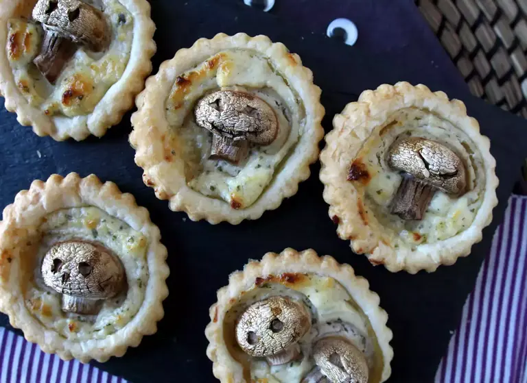 Tartaletas de halloween con champiñones y queso crema a las finas hierbas