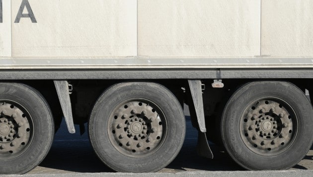 Lkw rollte nach vorne und klemmte Mann (42) ein
