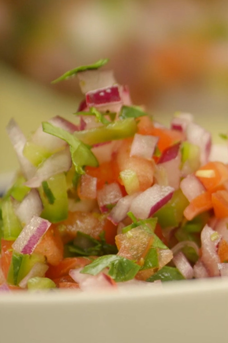 Molho de chimol hondurenho com rabanete e raspas de limão