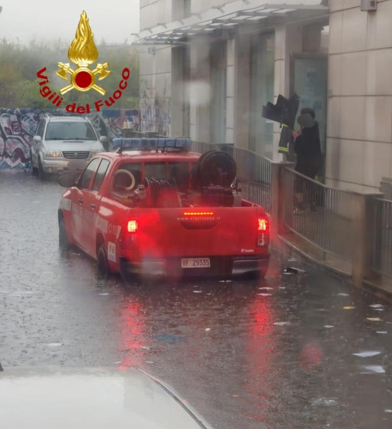 Acquazzone a Olbia, strade e seminterrati allagati