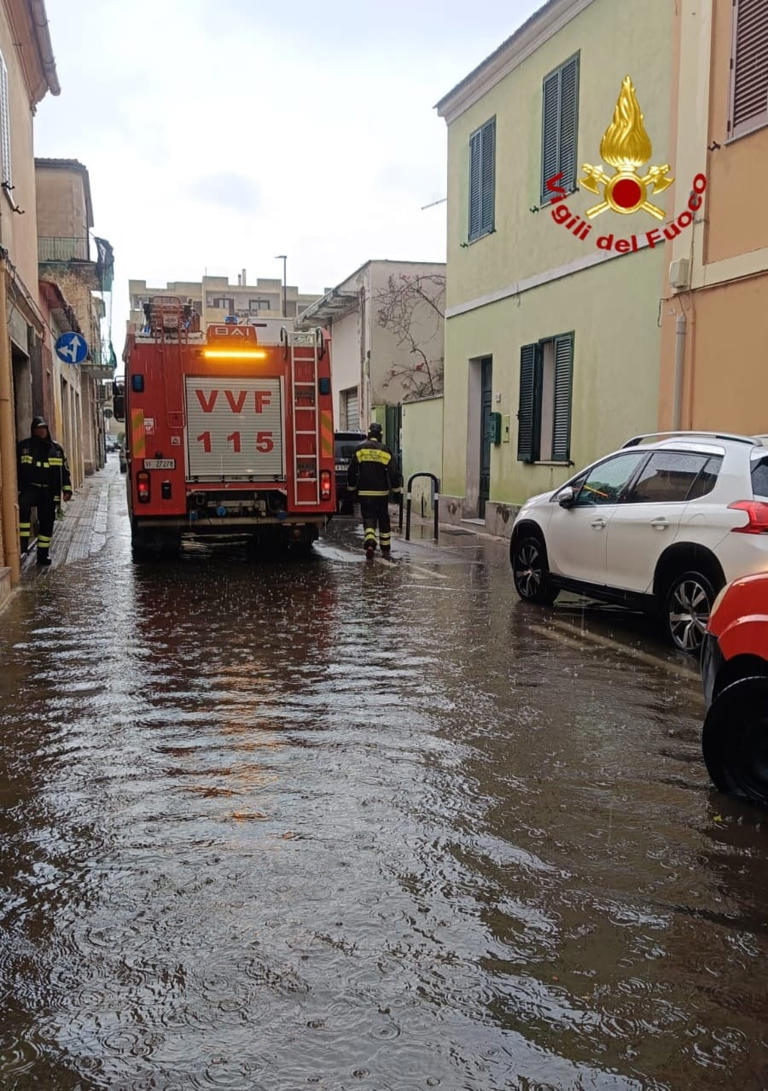 Acquazzone a Olbia, strade e seminterrati allagati