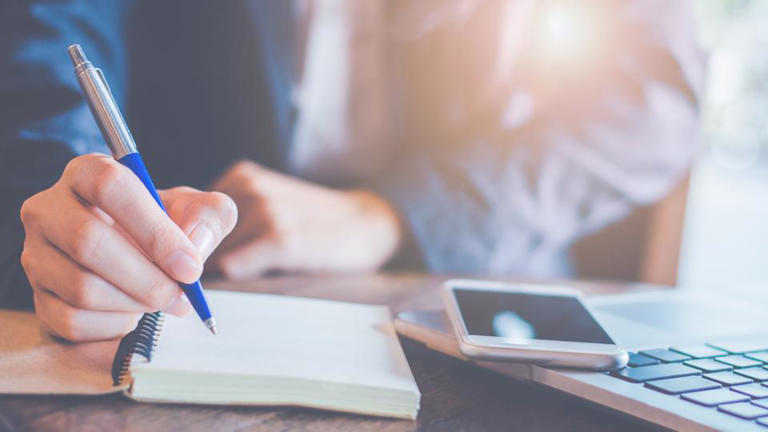 Executive Assistant Job Description [With Examples]