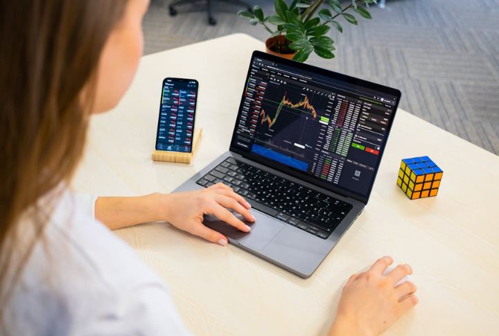 10 Financial Habits That Build True Long-Term Stability
