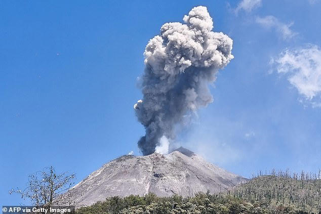 Explosive volcano eruption in Pacific Ring of Fire forces evacuations ...