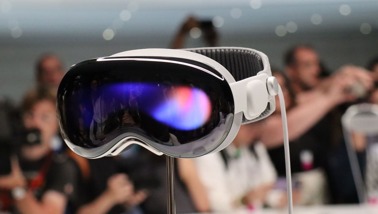 Apple just upgraded the Vision Pro with the M5 chip, and a 'Dual Knit ...