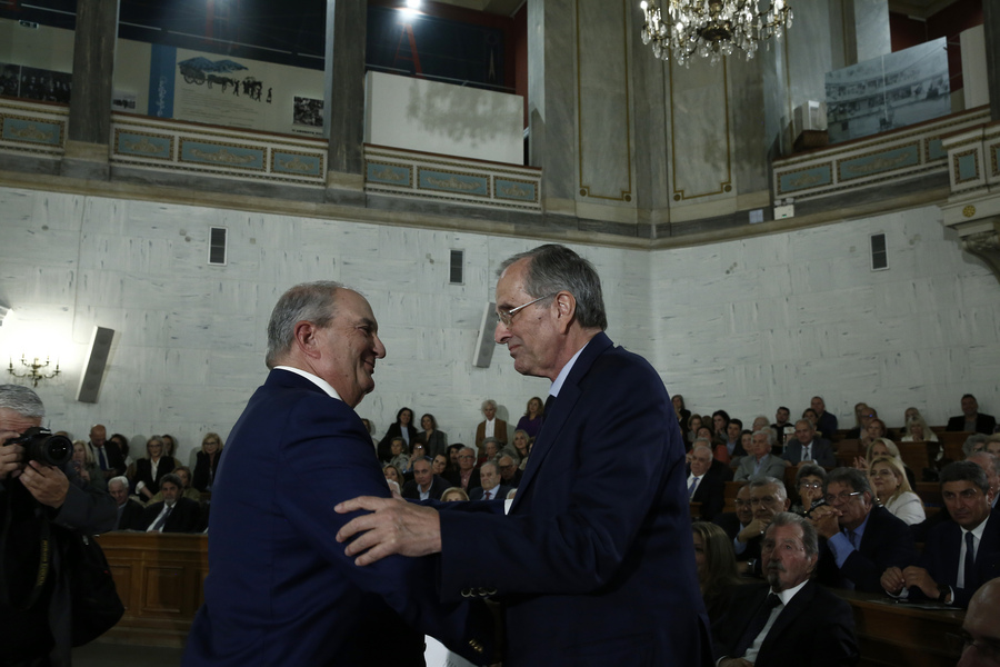 Θερμή χειραψία Καραμανλή-Σαμαρά στην εκδήλωση για την Άννα Ψαρούδα ...