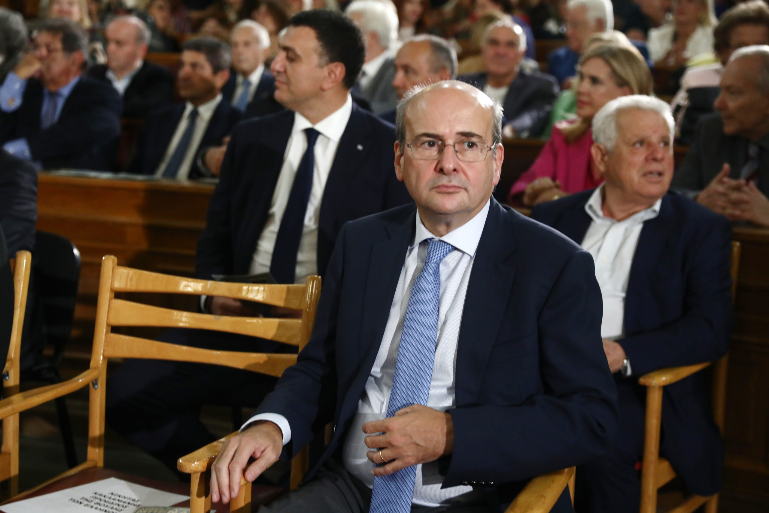 Θερμή χειραψία Καραμανλή-Σαμαρά στην εκδήλωση για την Άννα Ψαρούδα ...