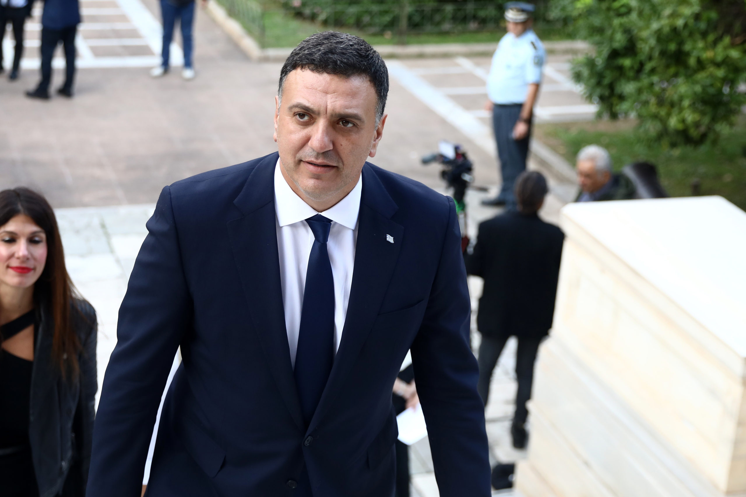Θερμή χειραψία Καραμανλή-Σαμαρά στην εκδήλωση για την Άννα Ψαρούδα ...