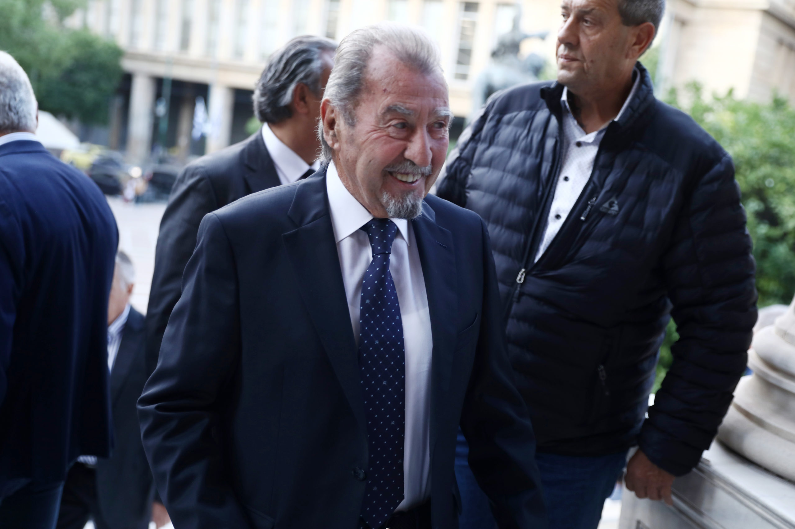 Θερμή χειραψία Καραμανλή-Σαμαρά στην εκδήλωση για την Άννα Ψαρούδα ...