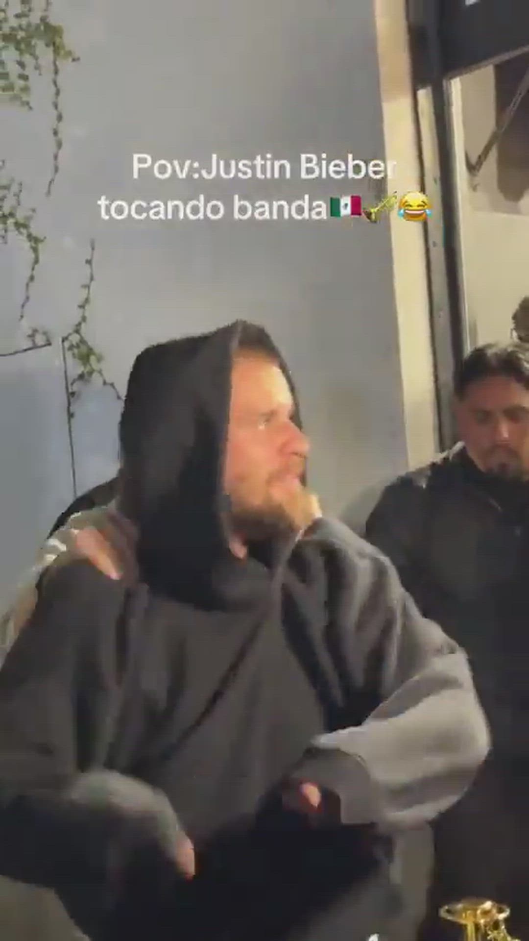 Video: Captan a Justin Bieber bailando al ritmo de banda sinaloense