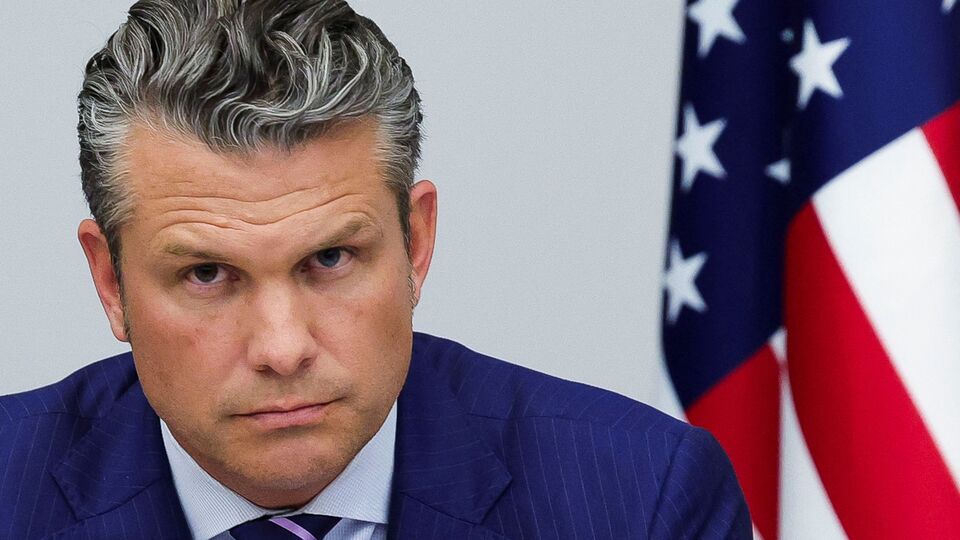 US War Secretary Pete Hegseth’s plane makes unscheduled landing in UK ...