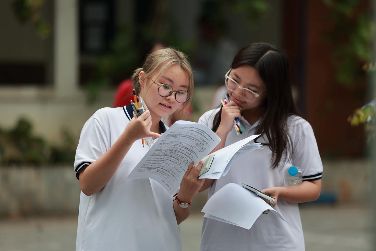 Tranh luận chưa dứt quanh việc giữ hay bỏ xét học bạ