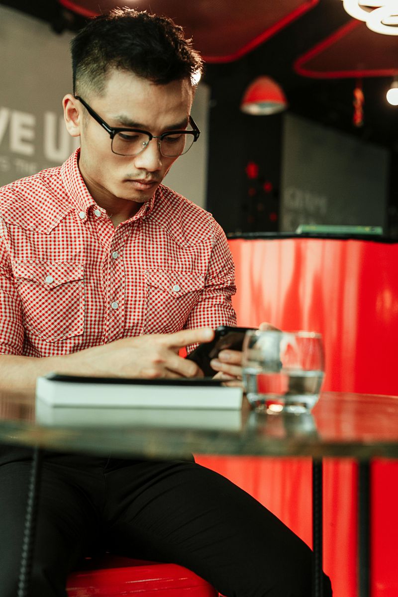 12 Little Things Men Do That Make Women Lose Interest Fast