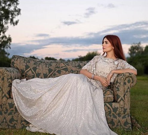 Momina Mustehsan's response to a fan sparks debate onlinePublished on ...