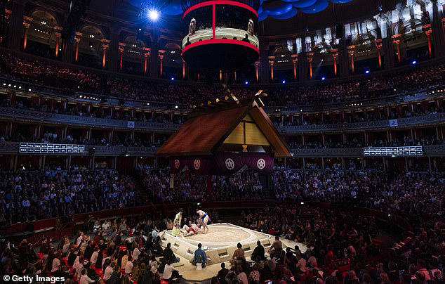 Sumo stars take over London: Sold-out crowd watches as 25 STONE ...