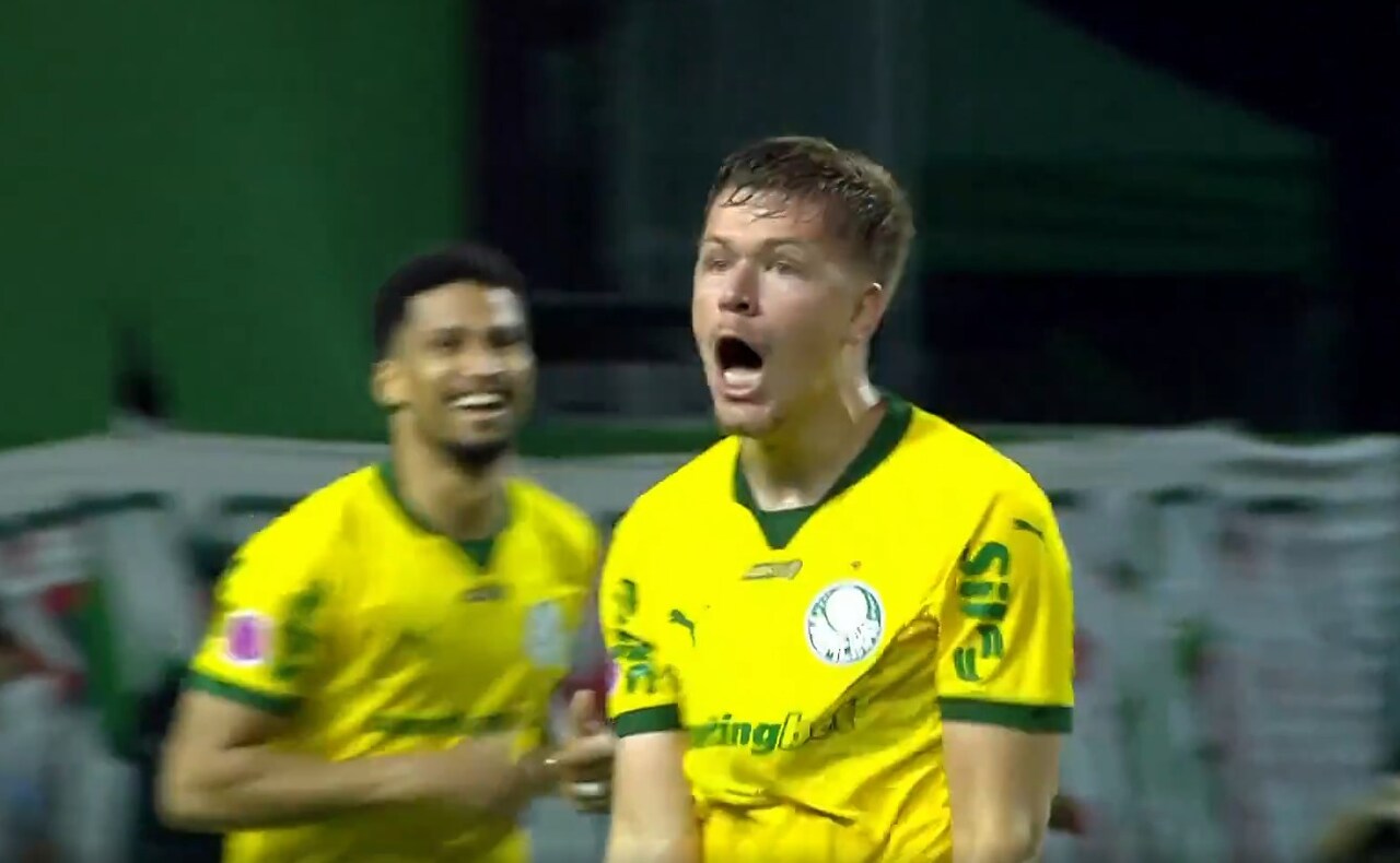 Líder Palmeiras goleia Bragantino em novo show de Vitor Roque