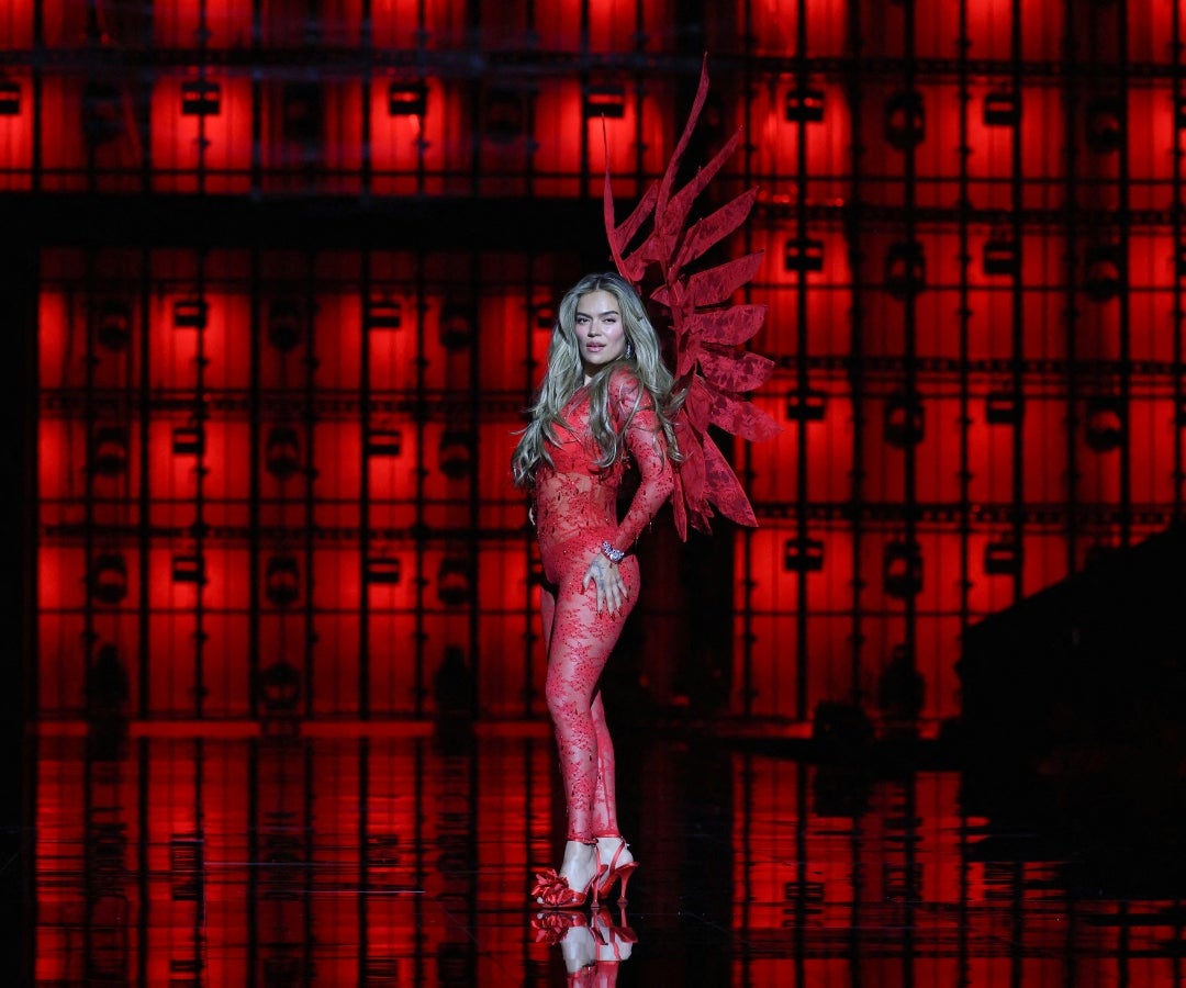 Karol G iluminó con su presentación la pasarela de Victoria’s Secret Fashion Show 2025