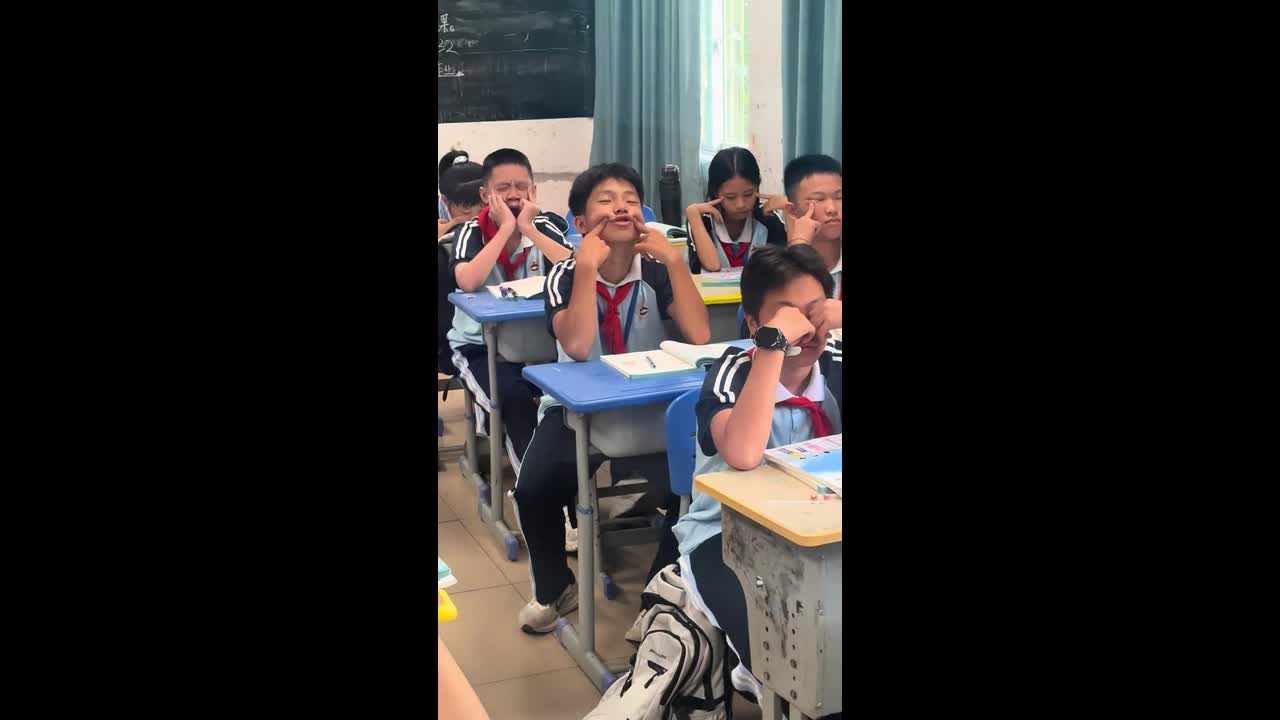 Amazing coordination in team stilt race victory in Hunan, China