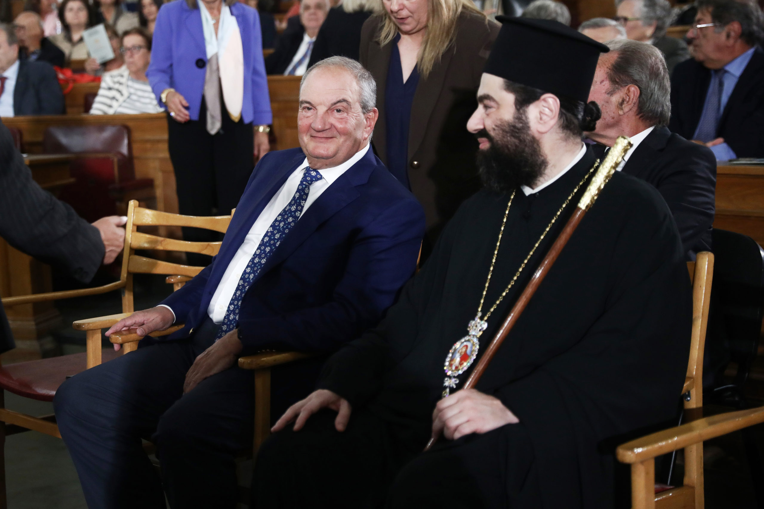 Θερμή χειραψία Καραμανλή-Σαμαρά στην εκδήλωση για την Άννα Ψαρούδα ...
