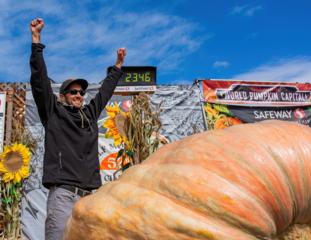 Santa Rosa gardener squashes rivals with 2,346-pound pumpkin at Half ...