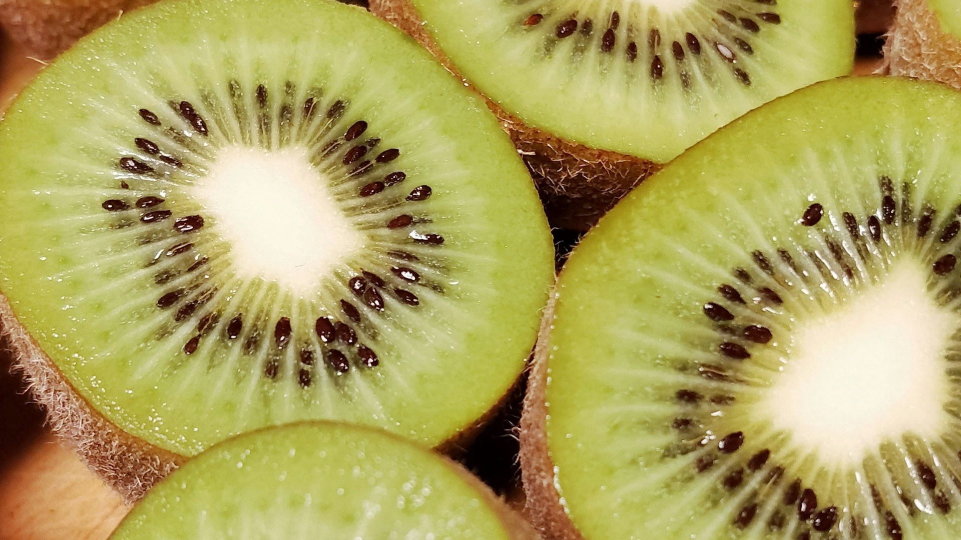 10 Reasons You Should Eat Kiwi Every Day & 10 Easy Recipes to Make