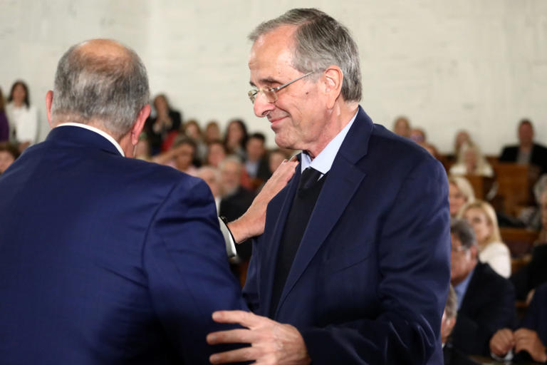 Θερμή χειραψία Καραμανλή-Σαμαρά στην εκδήλωση για την Άννα Ψαρούδα ...