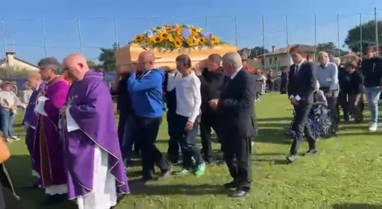 Matteo Forner, folla al funerale del 44enne morto sotto la pressa: il ...