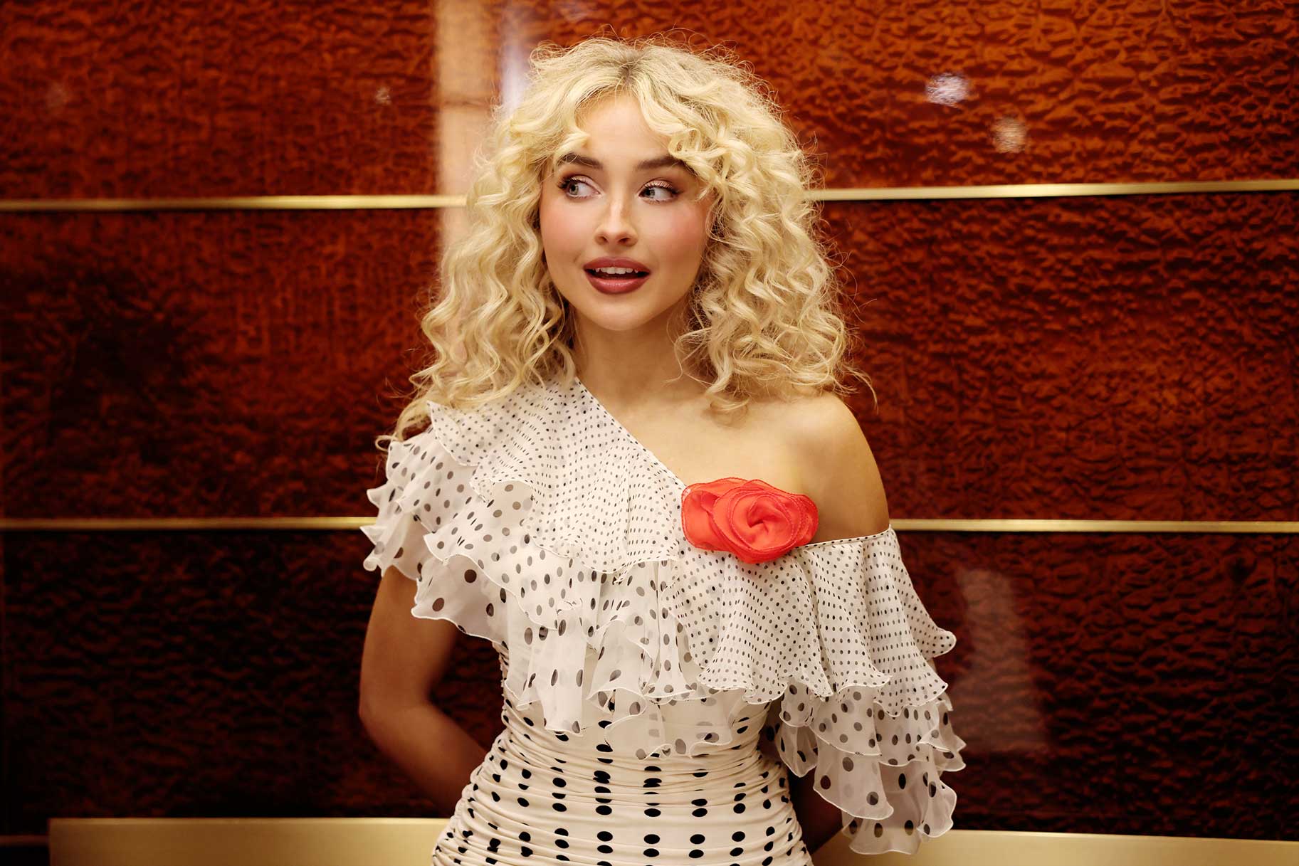 Sabrina Carpenter Goes Full Carrie Bradshaw in SNL's SATC Parody Promo
