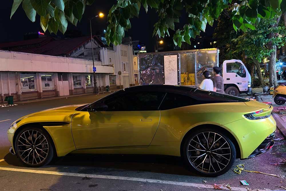 Aston Martin DB11 V8 màu vàng chanh nổi bật tại Việt Nam
