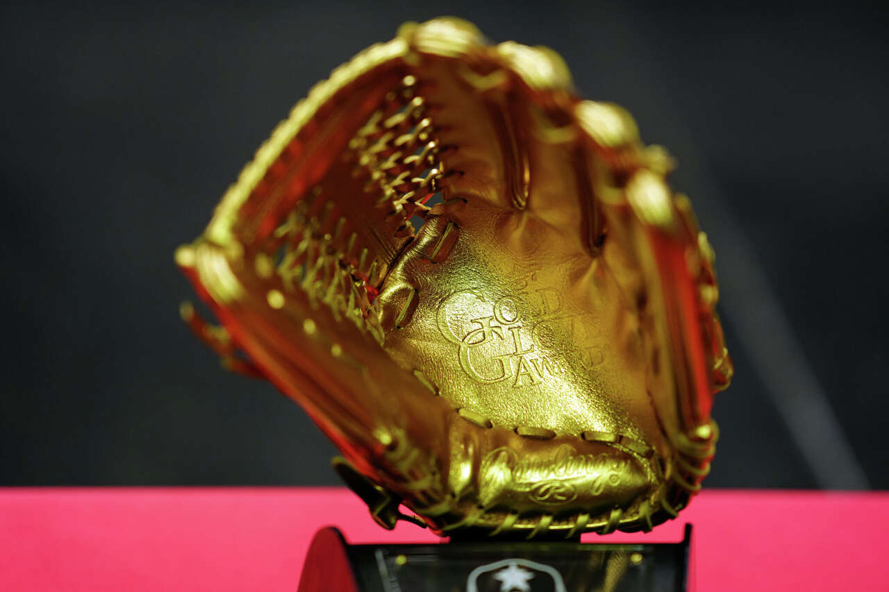 Cardinals' Winn, Scott II named Gold Glove finalists