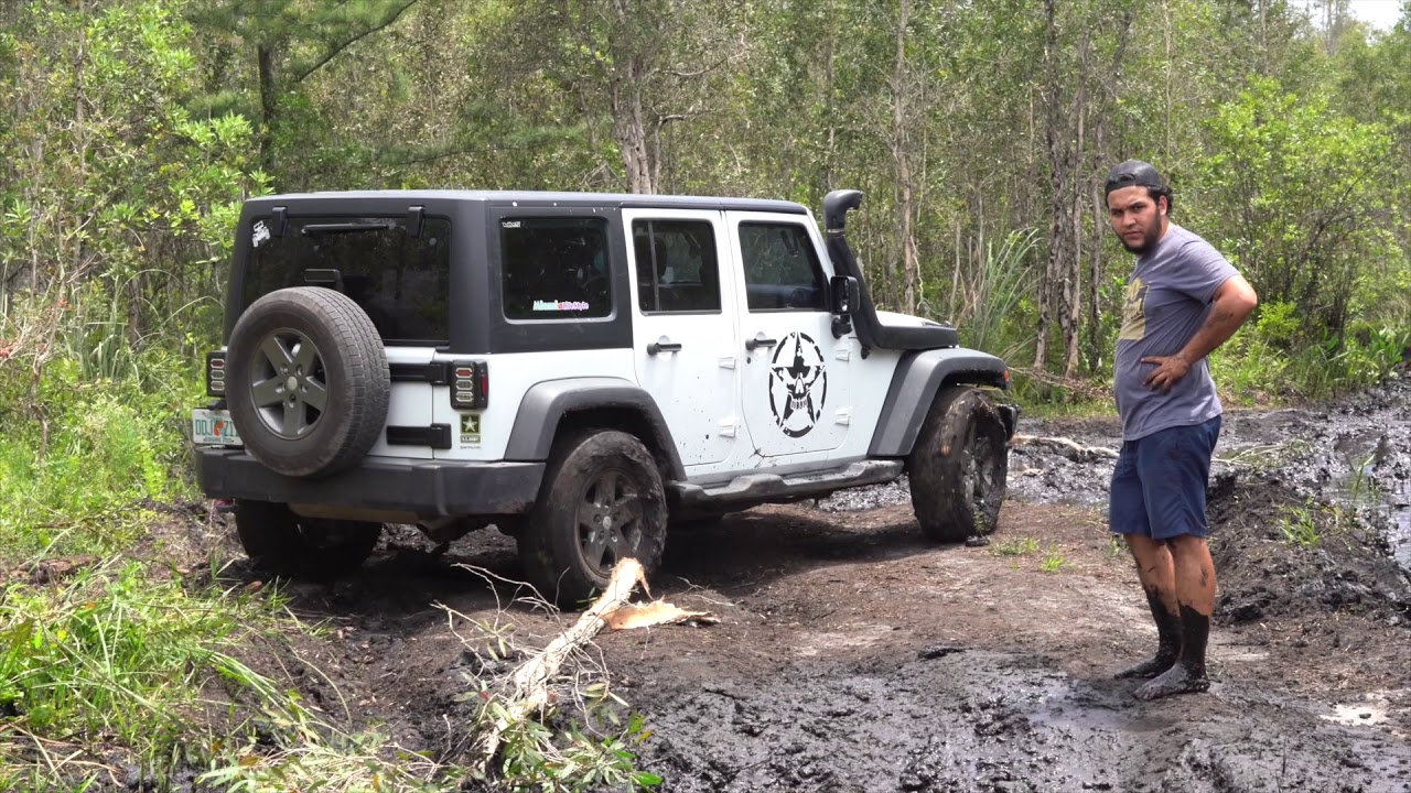 Tout-terrain extrême 4x4 dans un marais